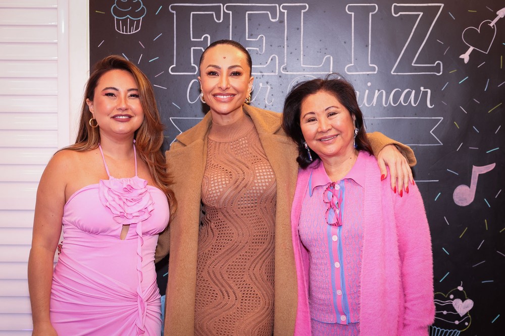 Sabrina Sato e Duda Nagle levam Zoe à festa de aniversário da priminha Manu