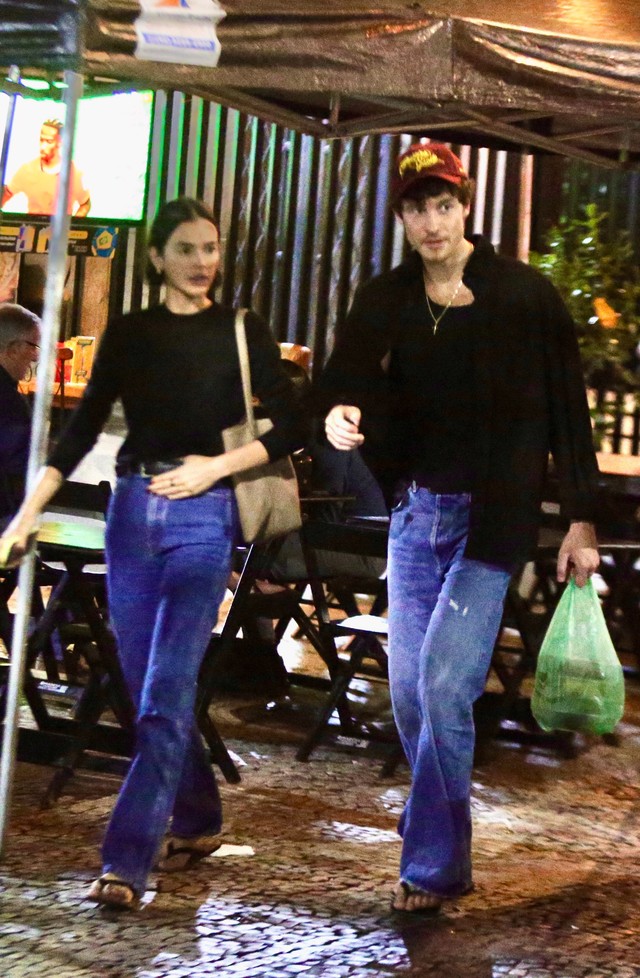 Bruna Marquezine e Shawn Mendes trocam beijos em jantar romântico no RJ