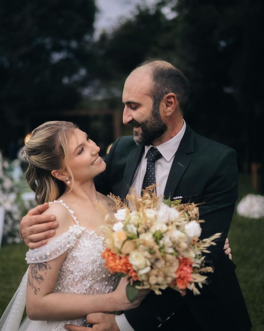 Pai de Isabel Veloso fala sobre gravidez da filha, que tem câncer terminal