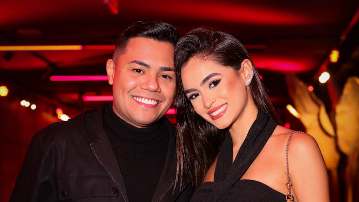 Felipe Araújo vai a evento de beleza com namorada e fala de vaidade: 'Gosto de estar bem'