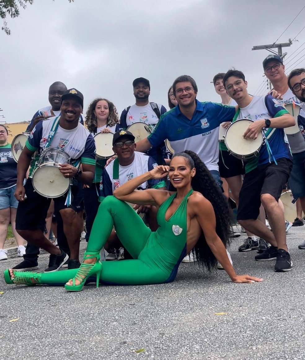 Rainha de bateria da Vila Maria, Sávia David interage com o público em ...