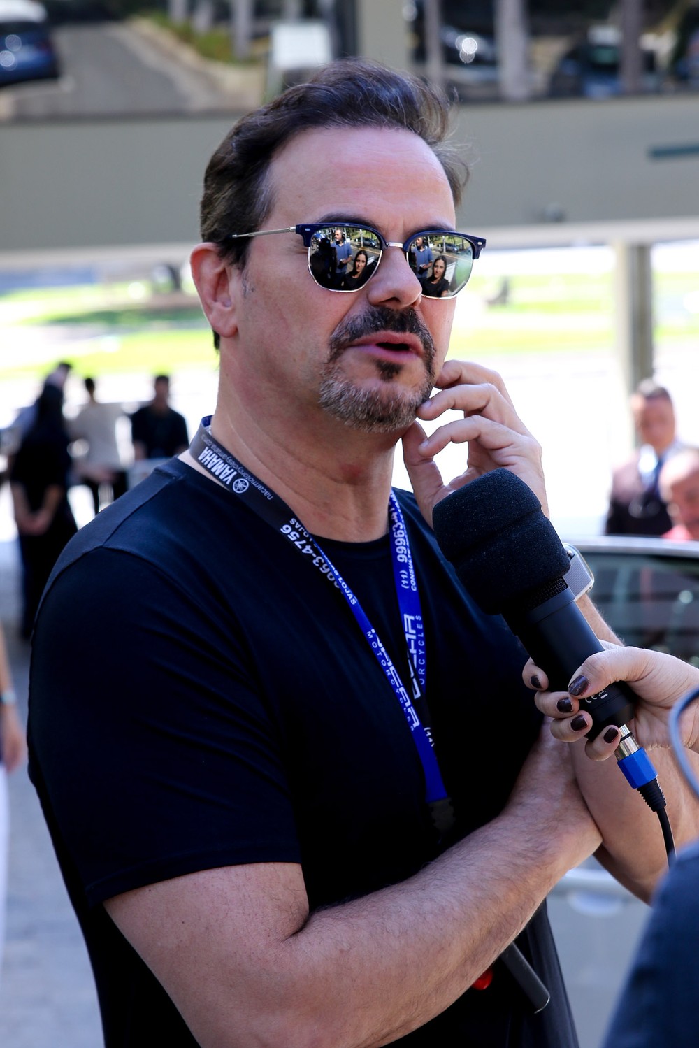 Amigos, familiares e fãs se despedem do narrador Silvio Luiz em velório em São Paulo