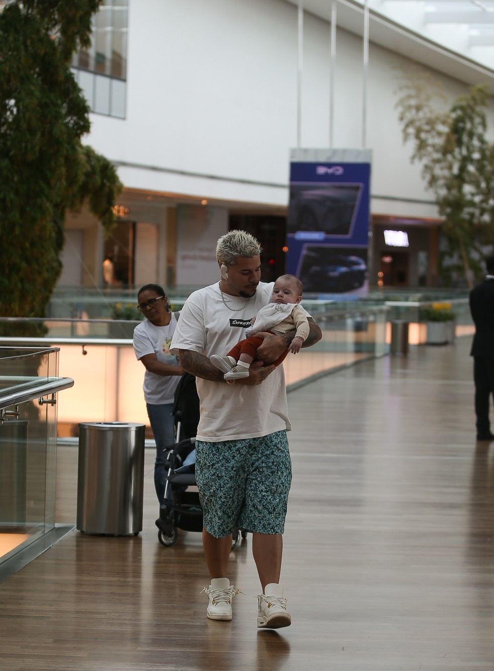 MC Buarque aproveita passeio com o filho no shopping após separação de ...