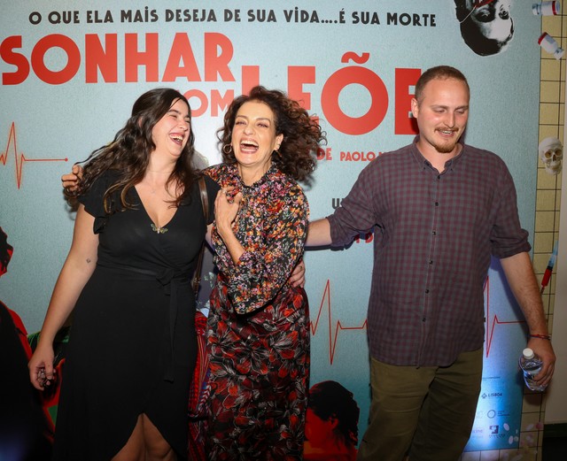 Denise Fraga lança filme com aparição rara do filho e da nora; fotos