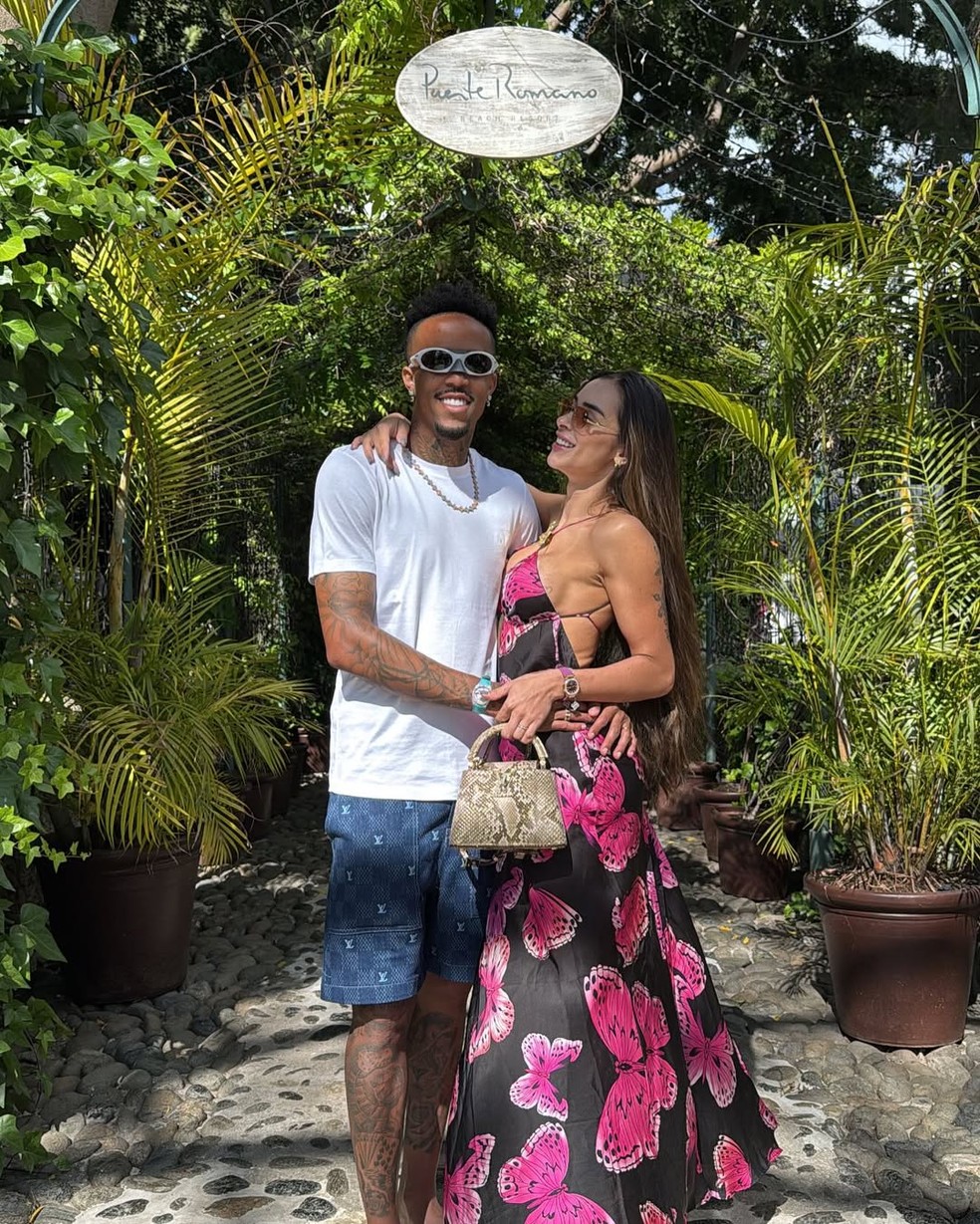 Eder Militão e Tainá Castro posam em clima de romance com acessórios ...