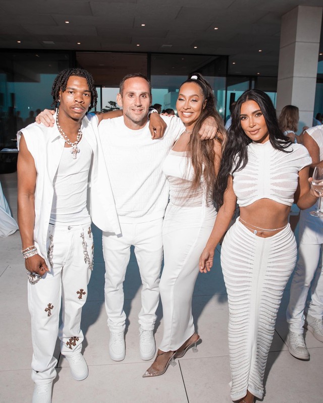 Jogador Mbappé posa para foto ao lado de Jay-Z em 'festa do branco ...