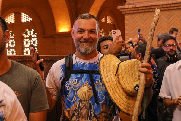 Ex-BBB Vagner anda 180km em peregrinação e chora ao reencontrar família