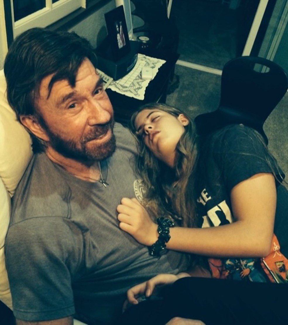 Filha de Chuck Norris emociona ao se despedir do pai: 'Meu protetor'