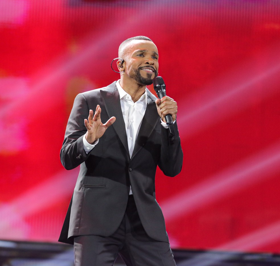 Alexandre Pires canta com Só Pra Contrariar em turnê acústica em São Paulo