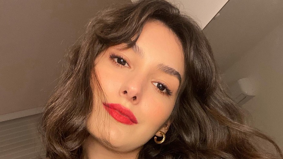 Com fotos de beijos, Marina Moschen e namorada se declaram: 'Meu amor'