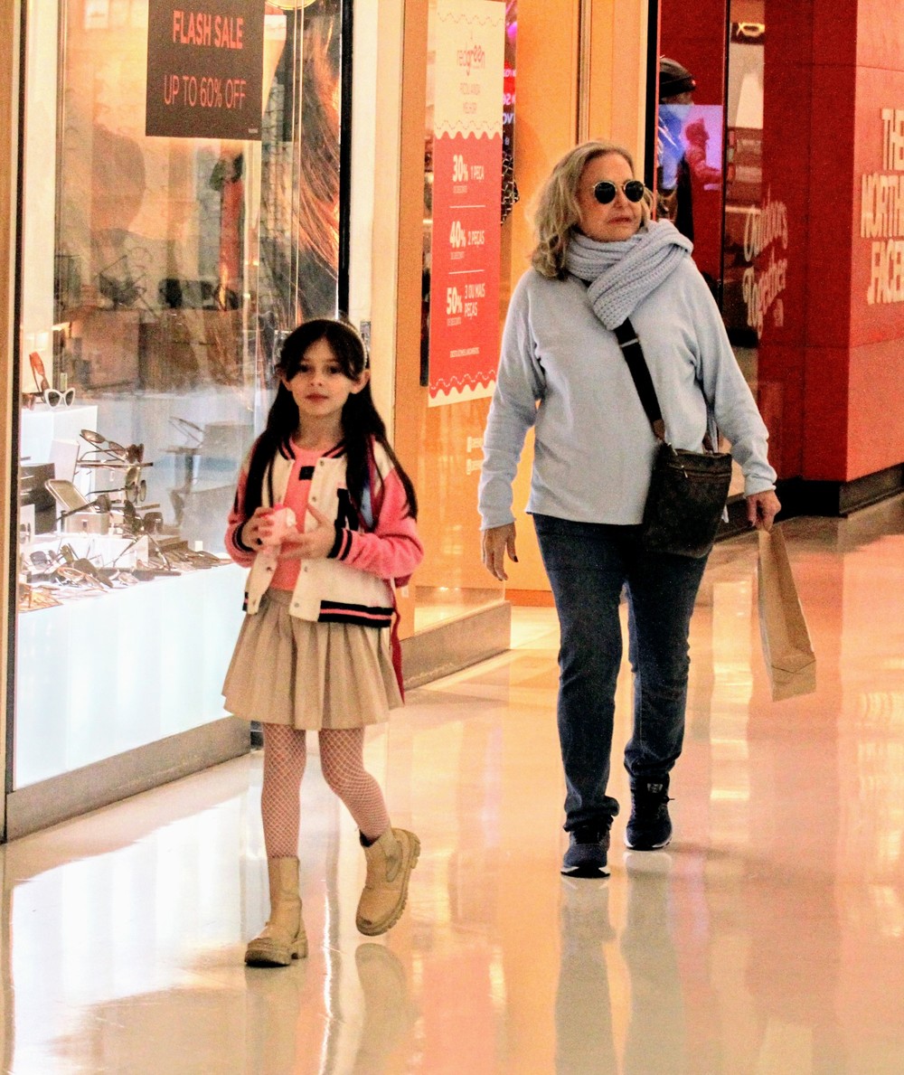 Pepita Rodriguez passeia com a neta Ana Flor, caçula de Dado Dolabella