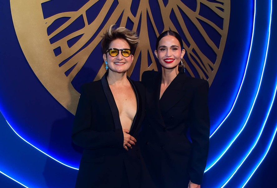 Lan Lanh usa look decotado ao lado de Nanda Costa no Prêmio da Música ...