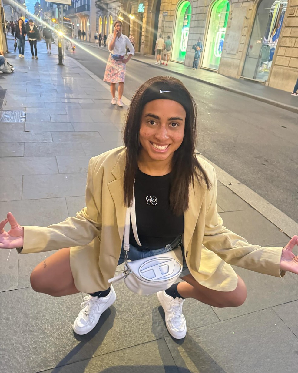 Na Itália, MC Loma diverte seguidores com garrafa de formato fálico