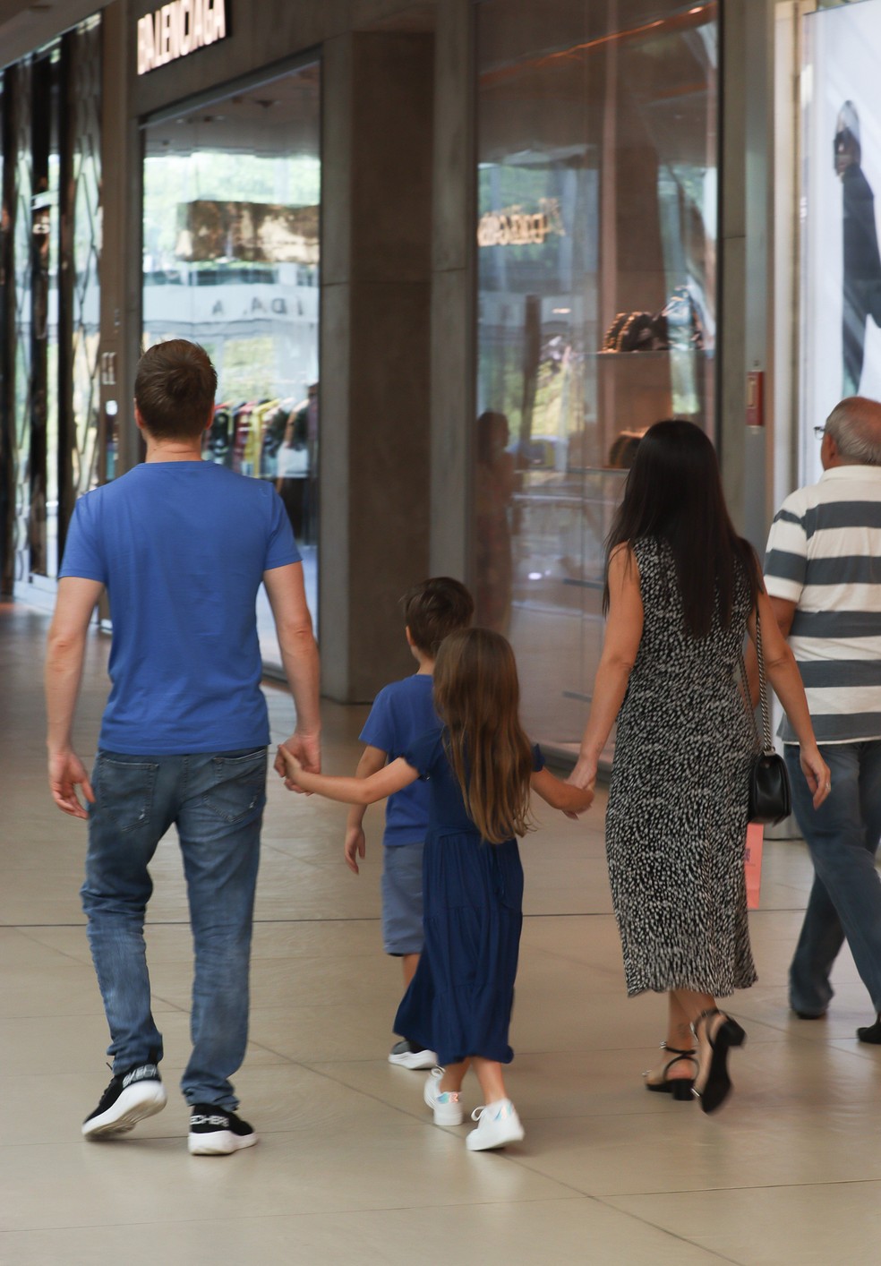 Michel Teló e Thais Fersoza passeiam com os filhos, Melinda e Teodoro