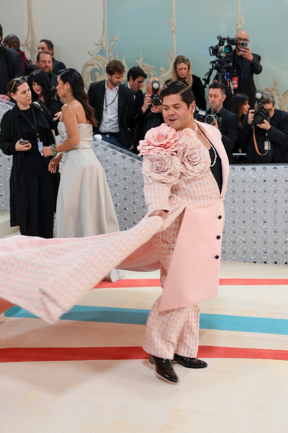 Met Gala 2023: camélia, flor símbolo da Chanel, é tendência no red carpet