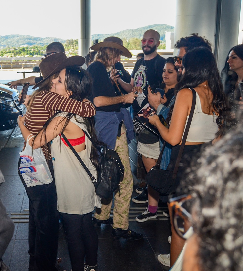 Måneskin dá show de simpatia ao deixar o Brasil após shows no país; fotos