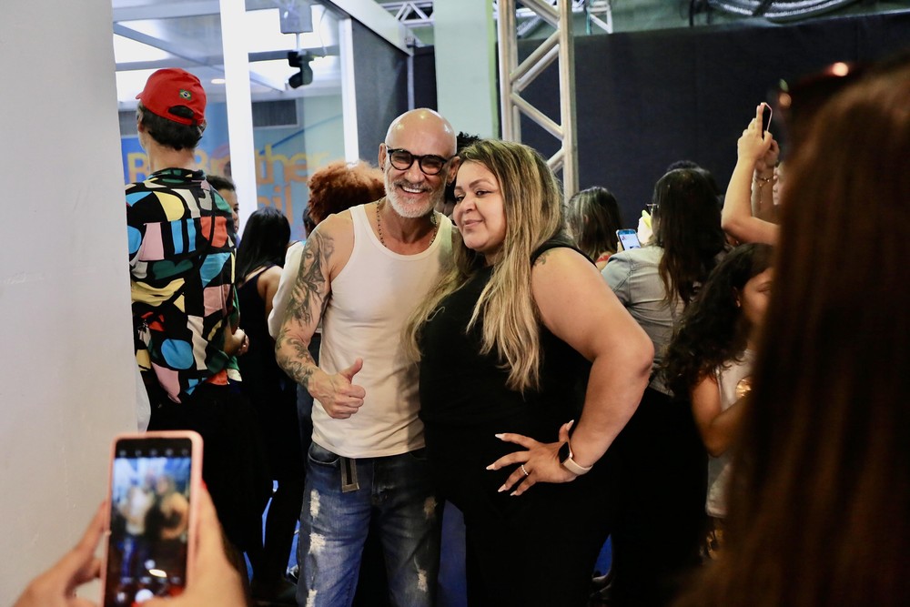 BBB23: Papito confere Casa de Vidro e posa com fãs do reality