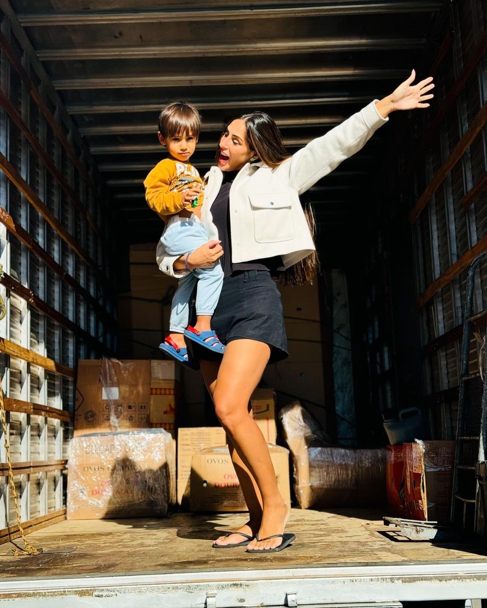 Ex-BBB Anny comemora mudança para São Paulo com o filho após o reality show