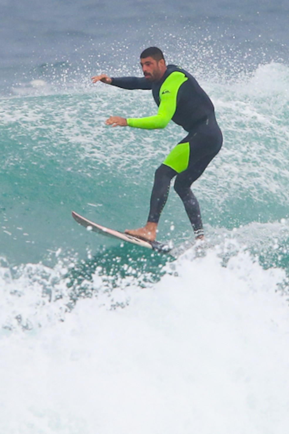 Cauã Reymond se aventura ao praticar surfe tow-in no Rio; fotos