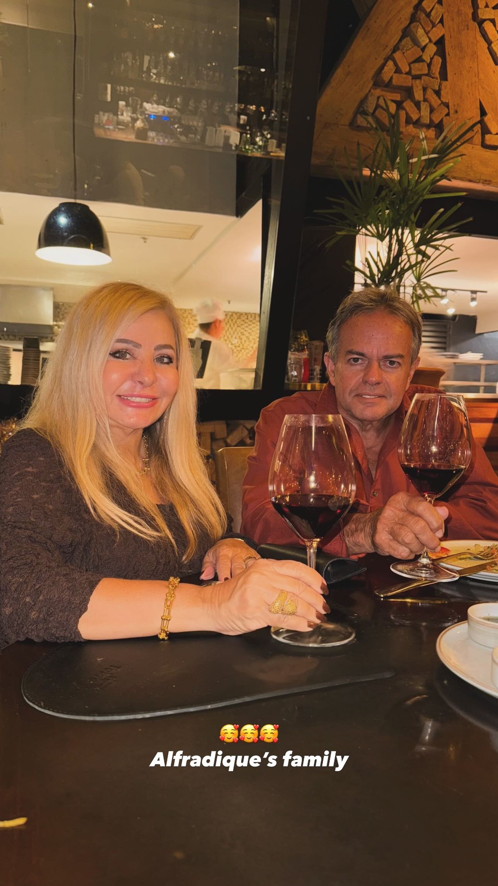 Monique Alfradique reúne o namorado bilionário, pais e irmã no ...