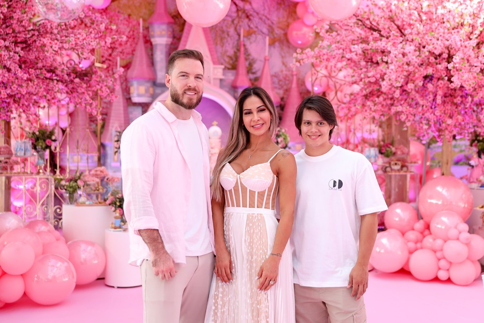 Arthur Aguiar vai ao aniversário de 5 anos da filha com Maíra Cardi