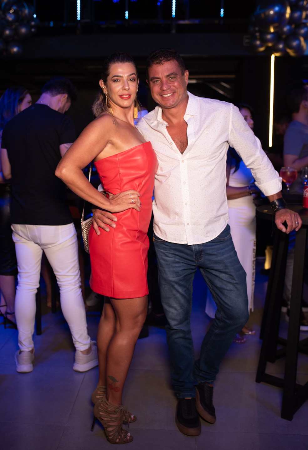 Ex-BBB Dhomini, campeão do BBB3, faz aparição rara com a mulher em festa