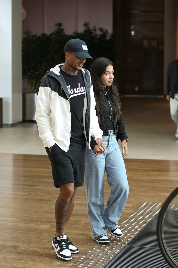 De volta ao Brasil, Wesley França, do Flamengo, curte companhia de esposa