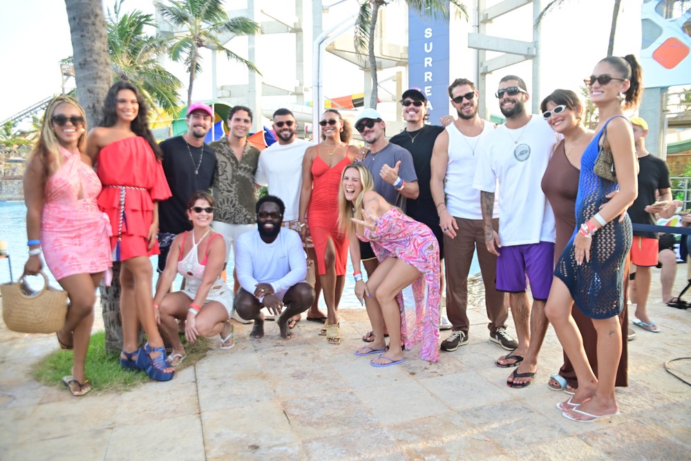 Alane Dias e José Loreto posam entre amigos em evento no Ceará; fotos