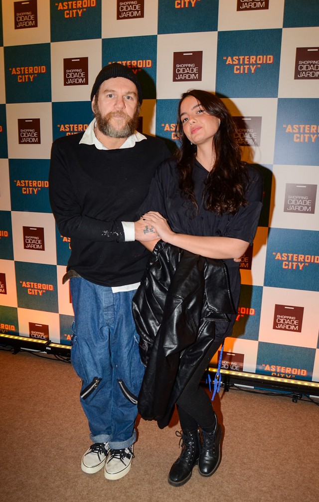 Seu Jorge curte 'vale night' com Karina Barbieri após nascimento do ...