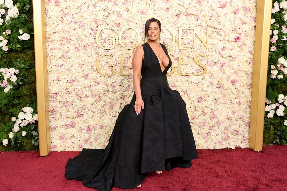 Ashley Graham usa vestido com decote até a cintura no Globo de Ouro 2025