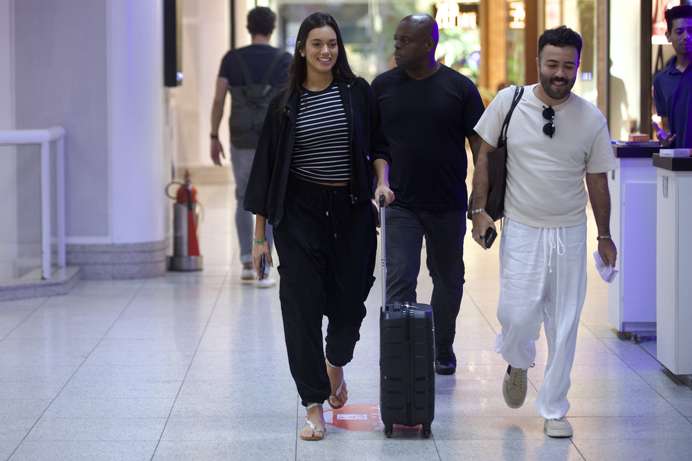 Ex-BBB Alane é clicada de moletom e chinelo no aeroporto; fotos