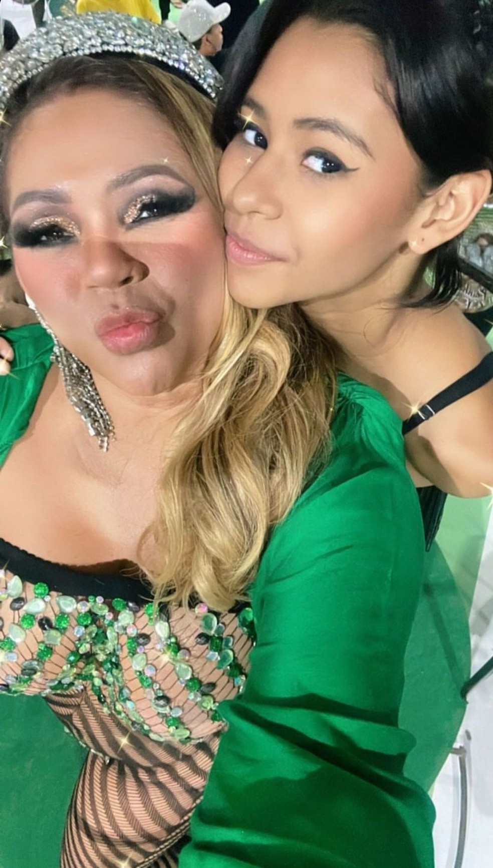 Darlin Ferrattry usa look sexy de R$ 10 mil em festa na Império: 'Feliz'