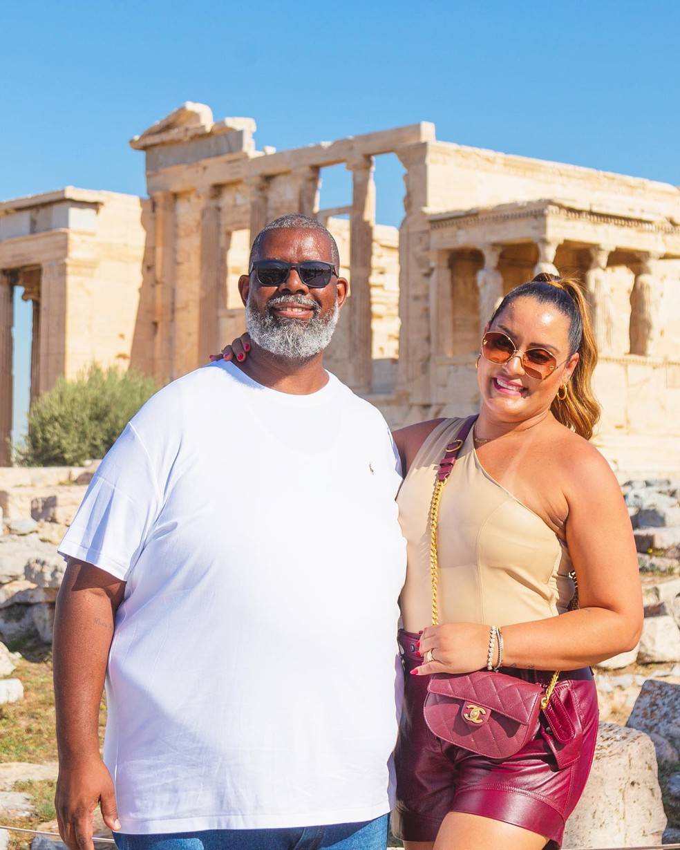 Péricles e a mulher comemoram aniversário de casamento na Grécia