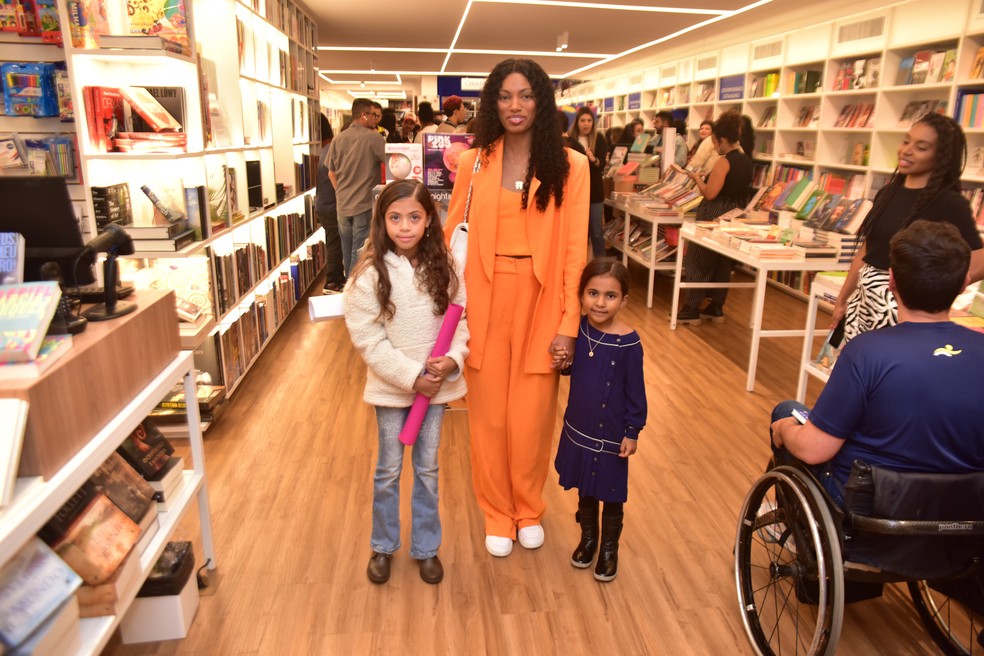 Ex-BBB Tina Calamba faz aparição pública rara com as filhas, Raquel e Alana