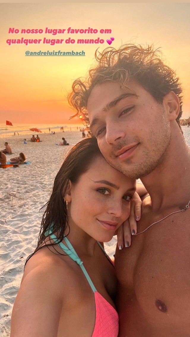 Larissa Manoela abre álbum de dia romântico na praia com André Luiz Frambach