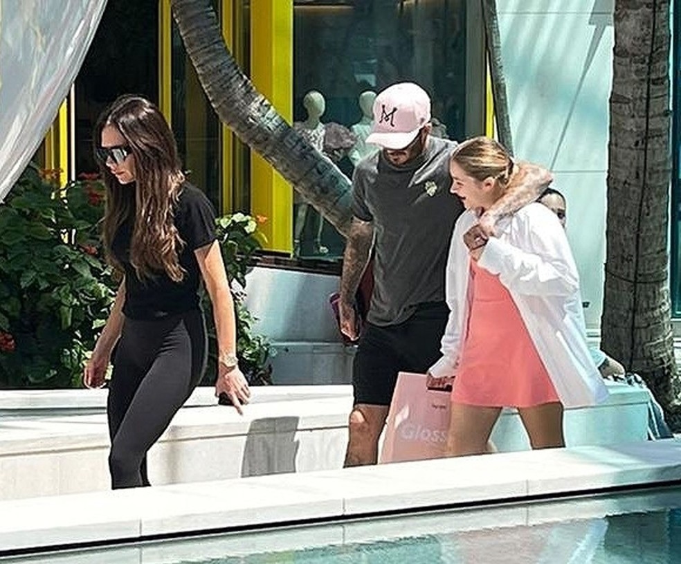 David Beckham passeia abraçado com a filha, e seriedade de Victoria ...