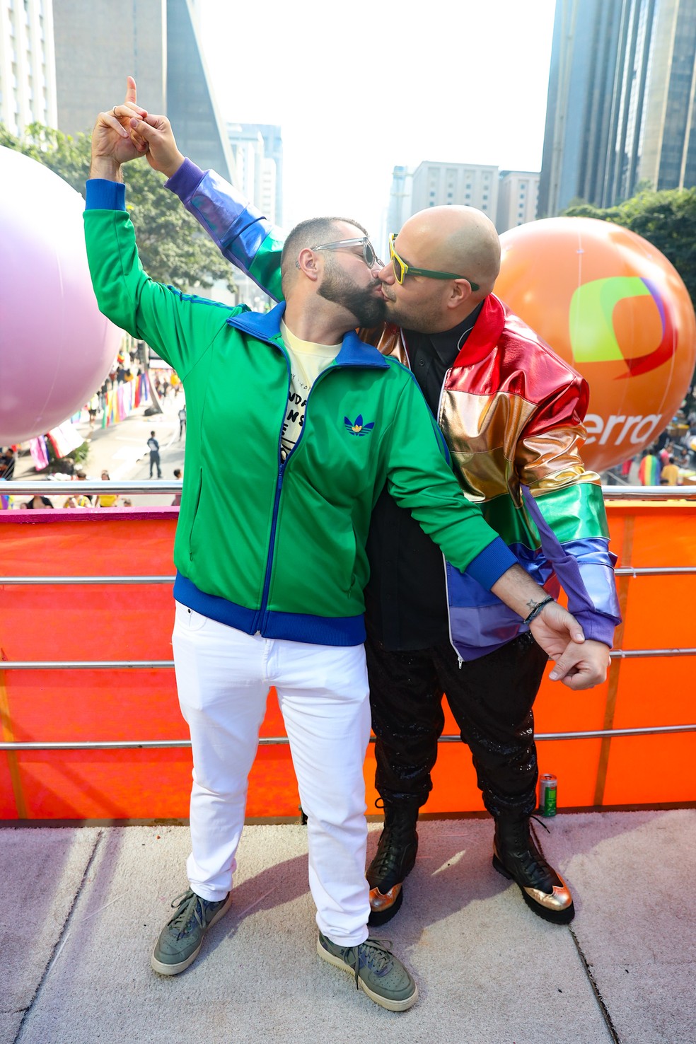 Famosos se beijam na Parada do Orgulho LGBT+