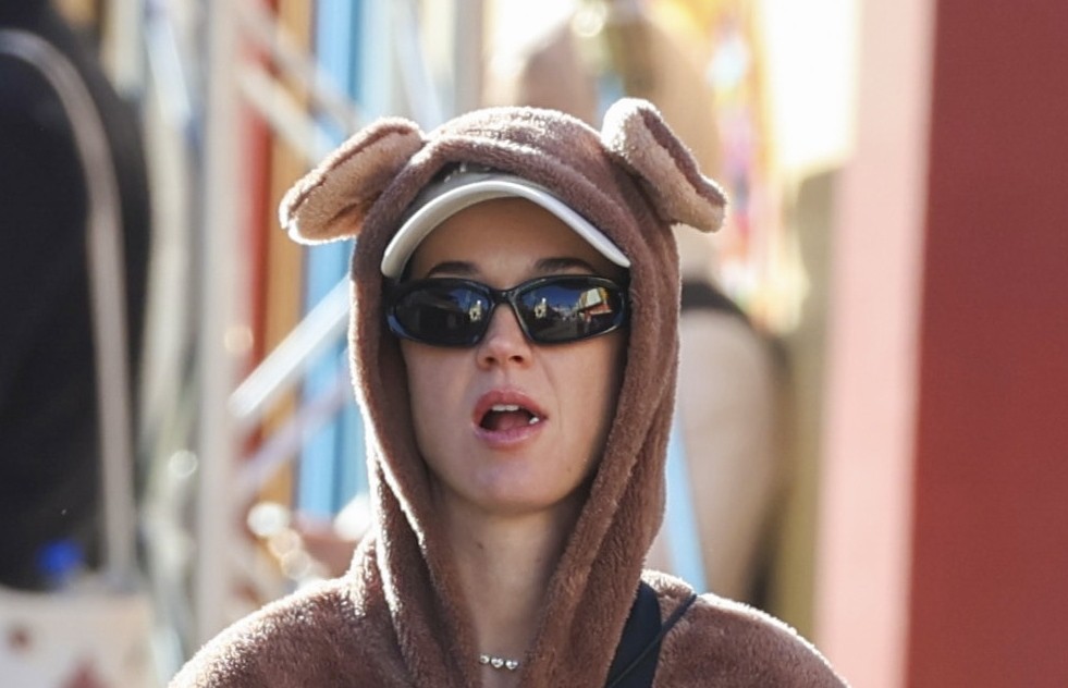 Katy Perry usa disfarce em dia de parque com a filha após ter palco ...