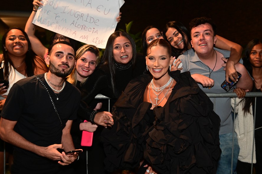 Virgínia Fonseca atende fãs na porta da festa luxuosa de 50 milhões de ...
