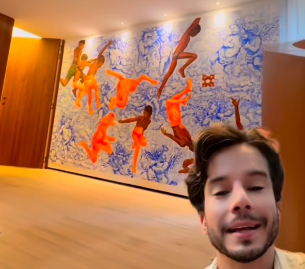 Carlos Carvalho mostra tela de Bruno Lyfe na mansão de Anitta — Foto ...