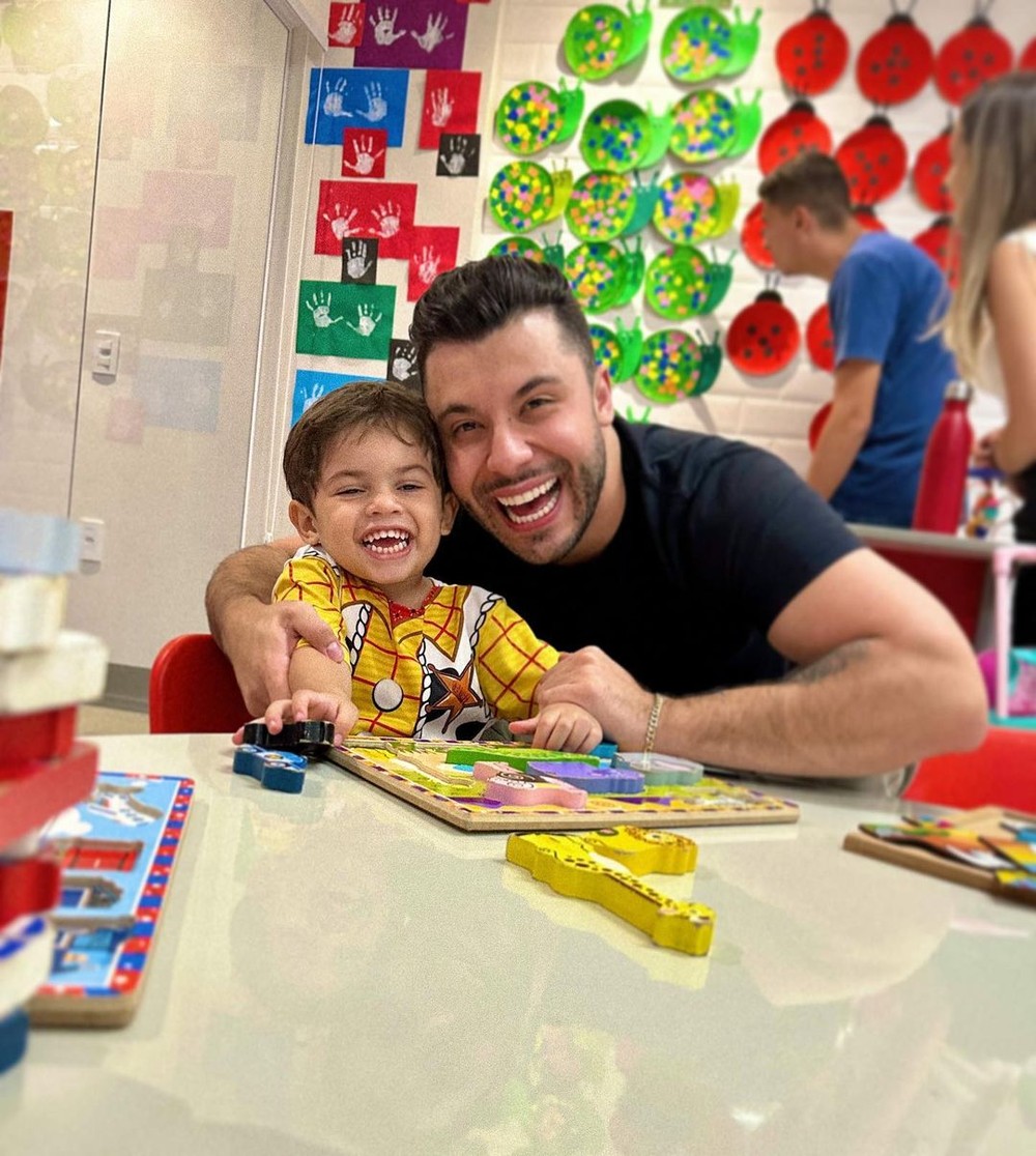 Murilo Huff compartilha cliques em que aparece sorridente com o filho, Léo: 'Dia de aprender'