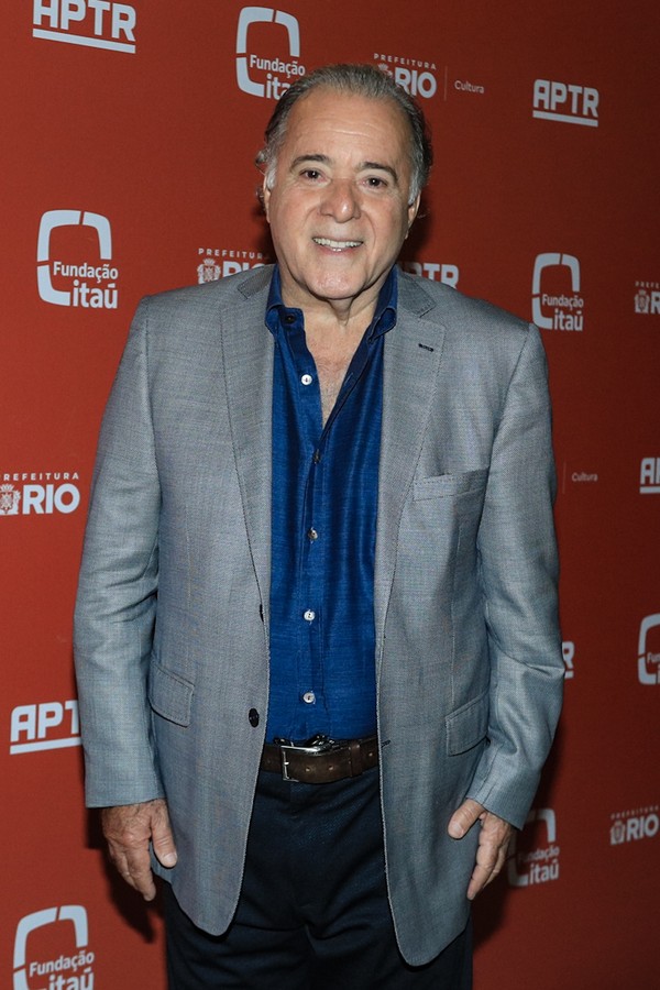 Tony Ramos e mais famosos vão a prêmio de teatro no Rio