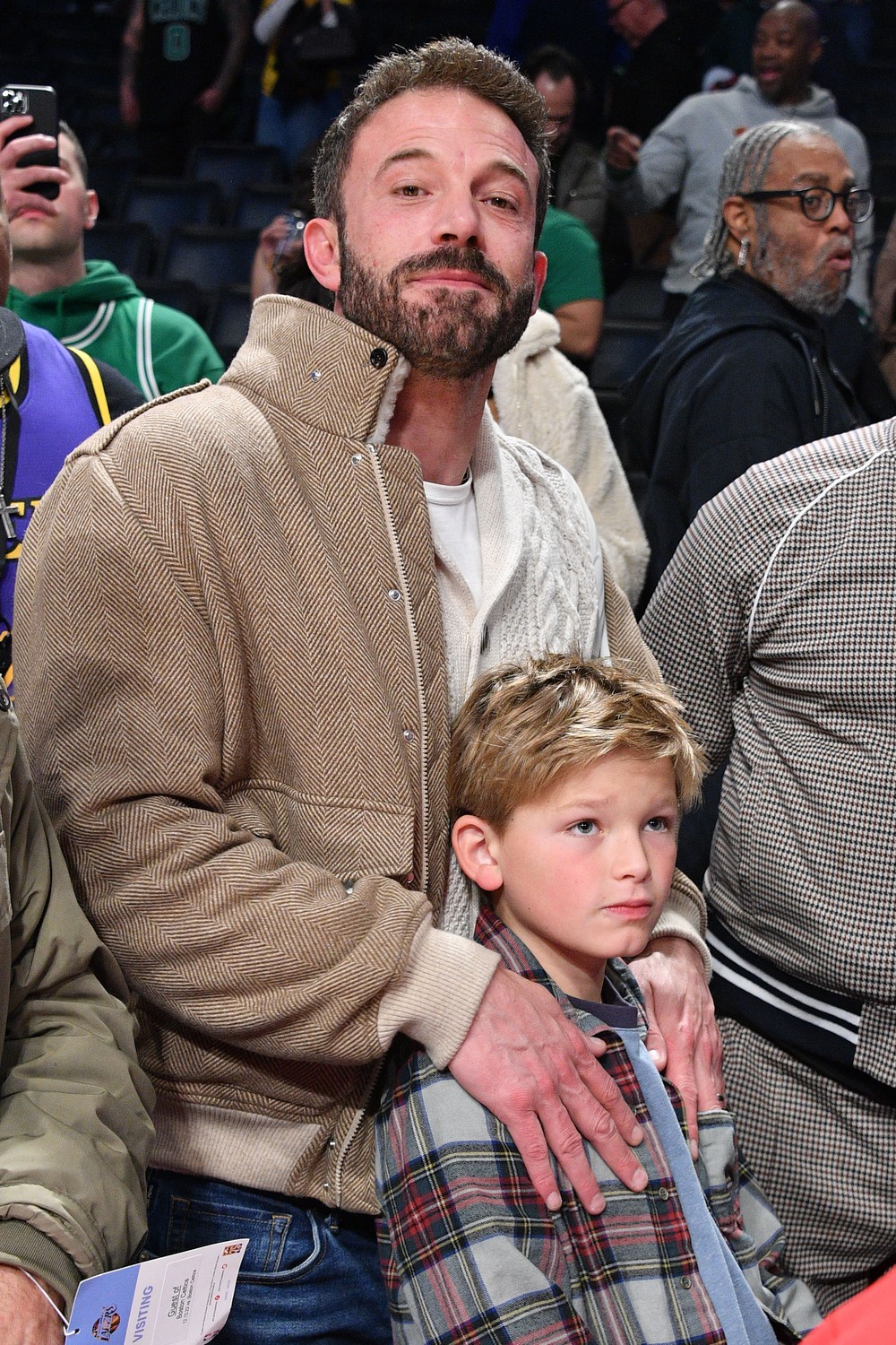 Ben Affleck curte partida de basquete em Los Angeles com o filho, Samuel