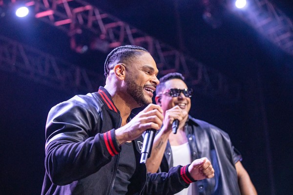 Xanddy exibe novo visual em show, no Rio, após procedimento no rosto