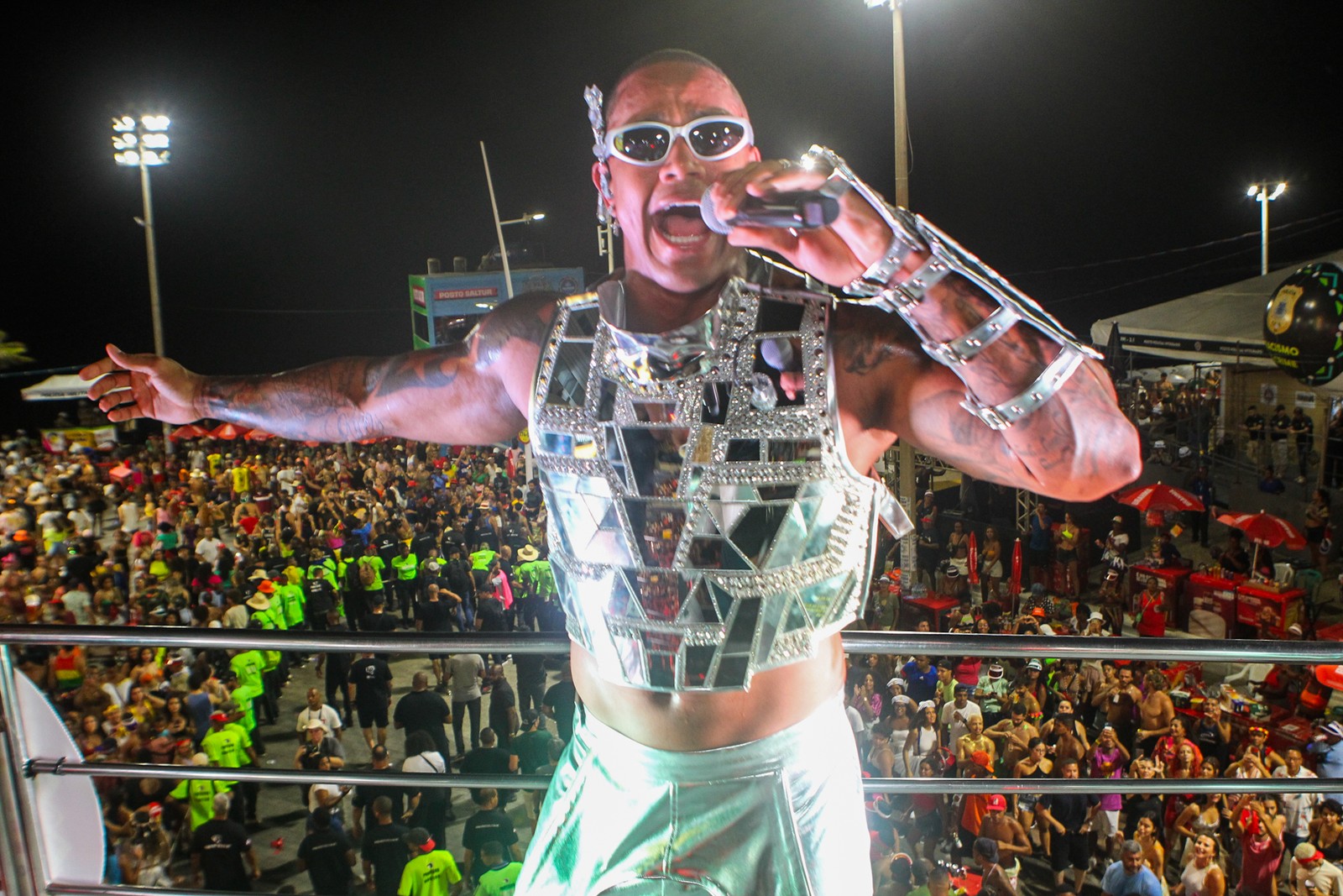 João Guilherme ostenta colar de R$ 1 milhão de MC Daniel em folia de ...