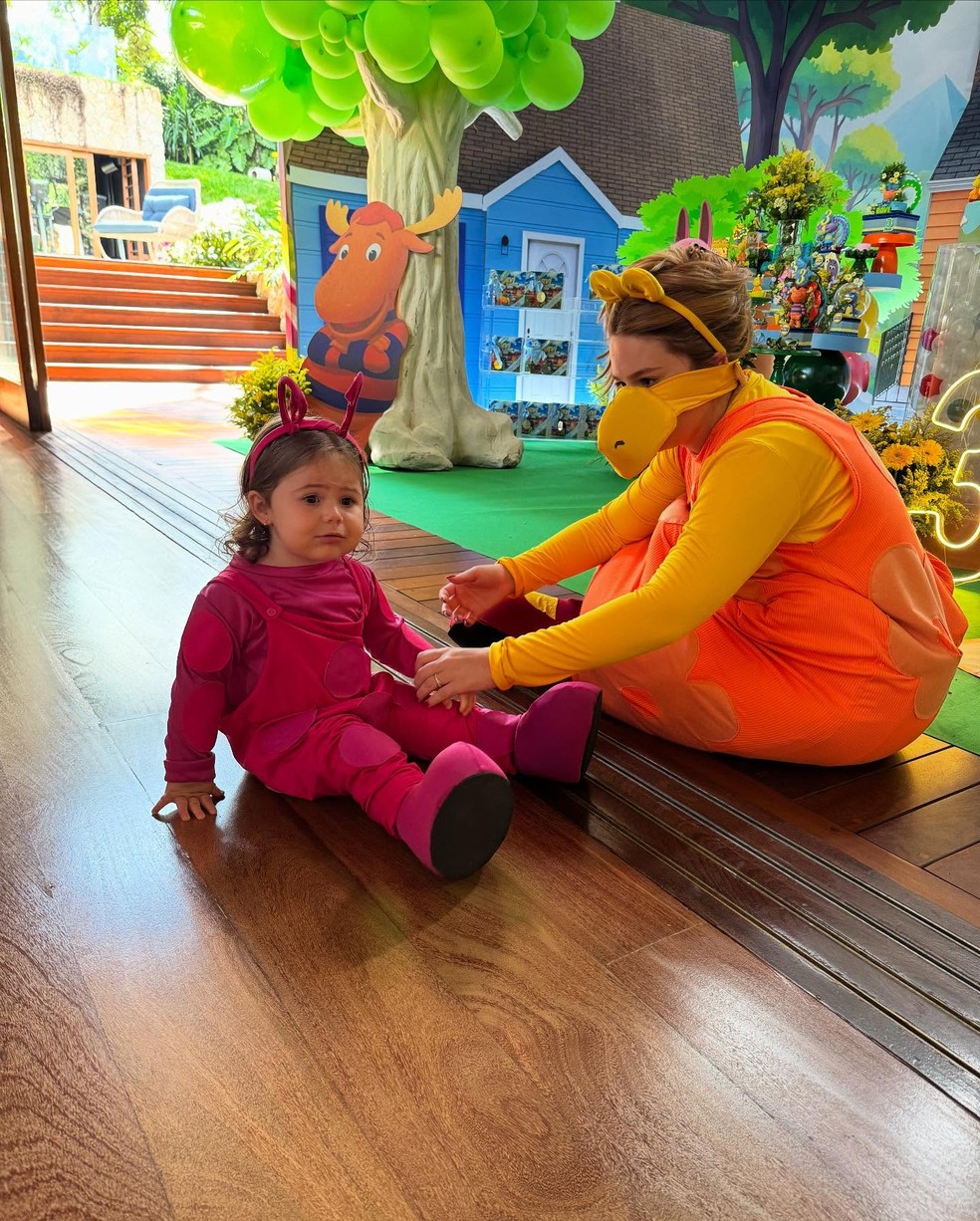 Viih Tube celebra 3° mesversário de Ravi e abre álbum