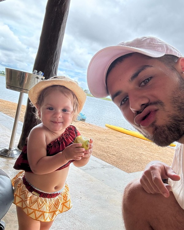 Zé Felipe encanta seguidores com cliques de Maria Alice e Maria Flor