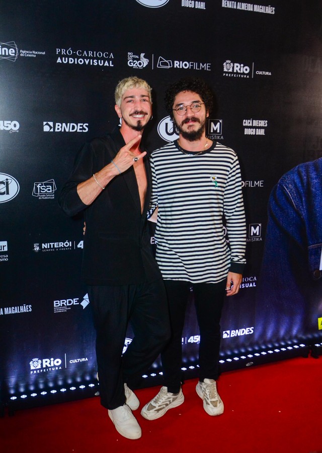 Johnny Massaro e Bárbara Paz trocam selinhos em première no Rio