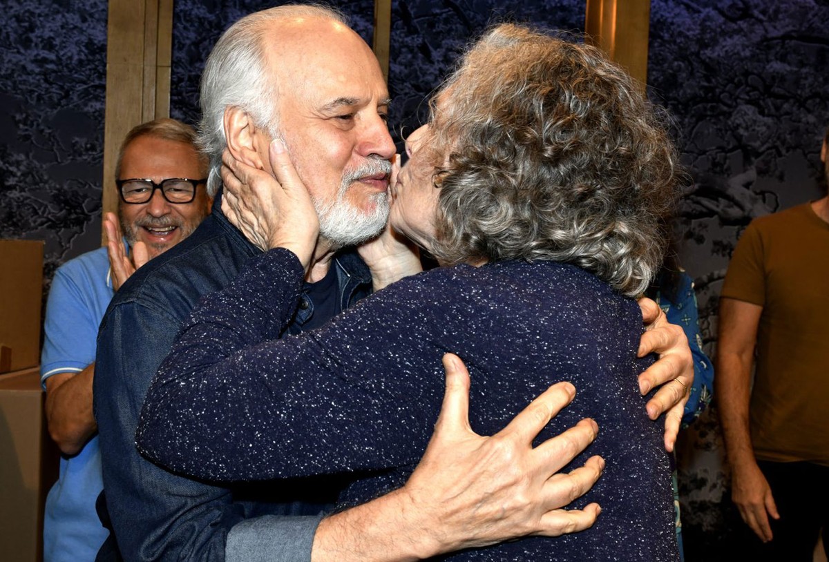 Irene Ravache faz 80 anos e ganha festa surpresa no Rio