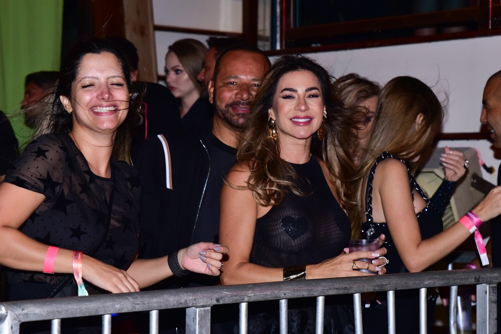 Neymar Pai curte noitada com namorada que usa look transparente e adesivo nos seios